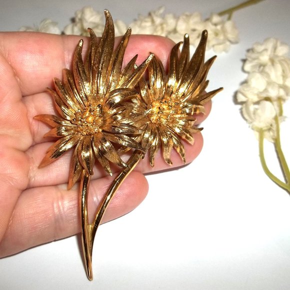 Monet | Jewelry | Monet Brooch Vintage Jewelry Fashion Accessory Pin ...